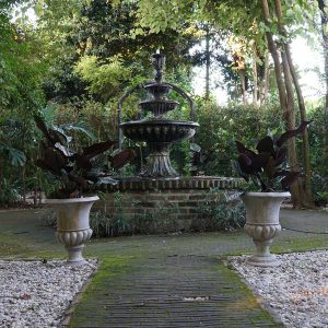 25 Gothic Garden Ideas: Enchanting Designs and Dark Aesthetics for Your ...