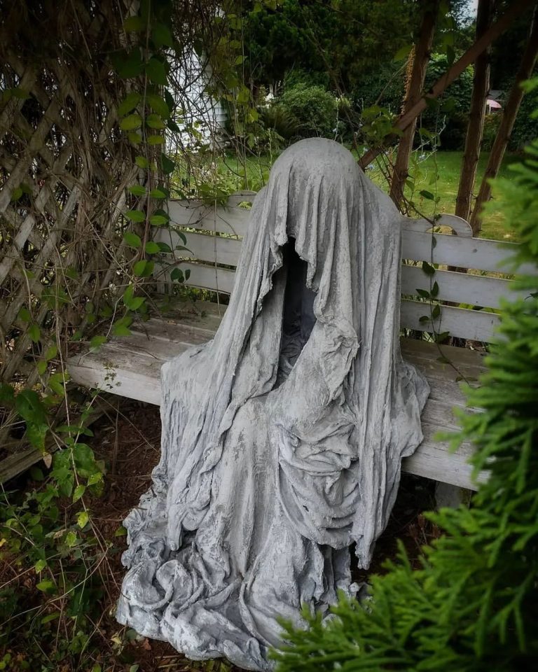 25 Gothic Garden Ideas: Enchanting Designs and Dark Aesthetics for Your ...