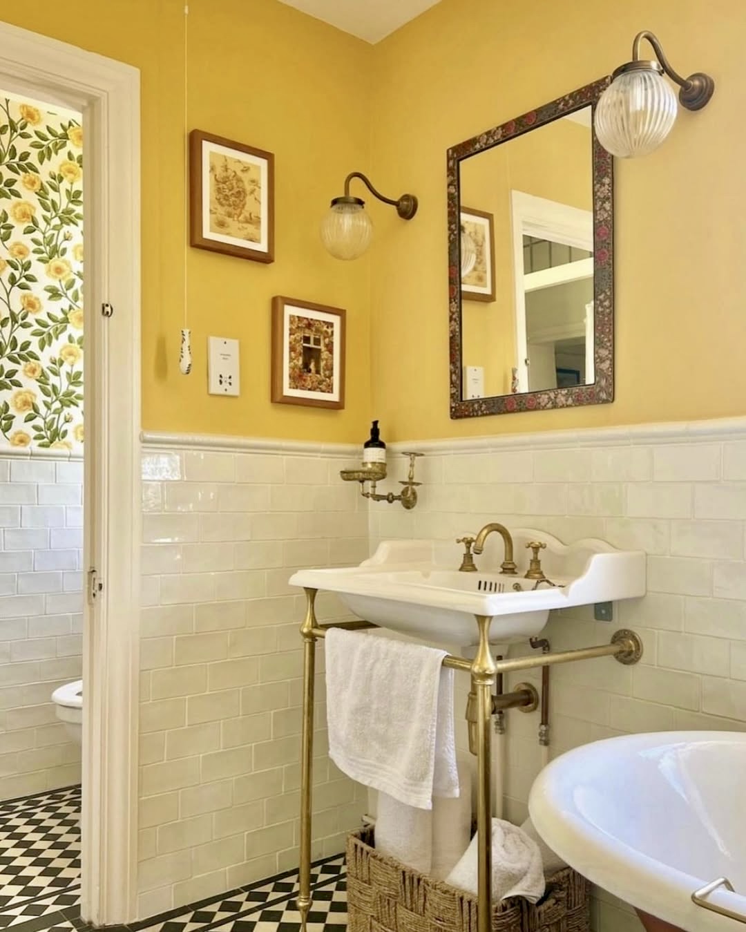 35 Yellow Bathroom Ideas That Will Instantly Brighten Your Home ...