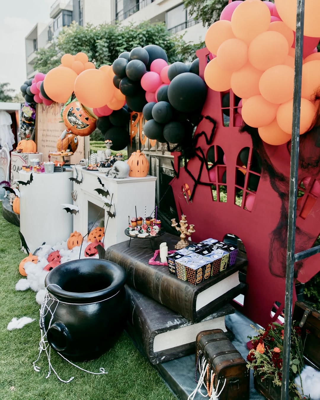 30 Halloween Party Decor Ideas That Will Haunt Your Guests (In the Best ...