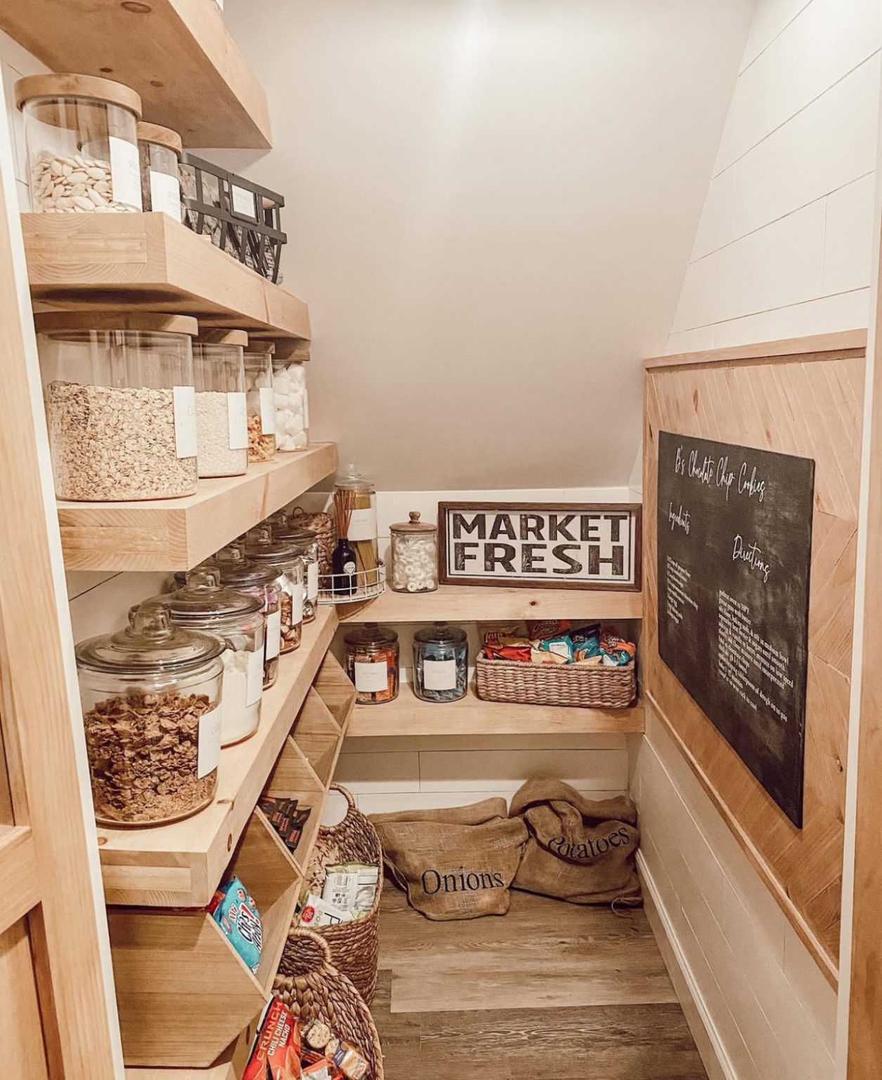 30 Farmhouse Pantry Ideas That Blend Rustic Charm with Smart Storage ...