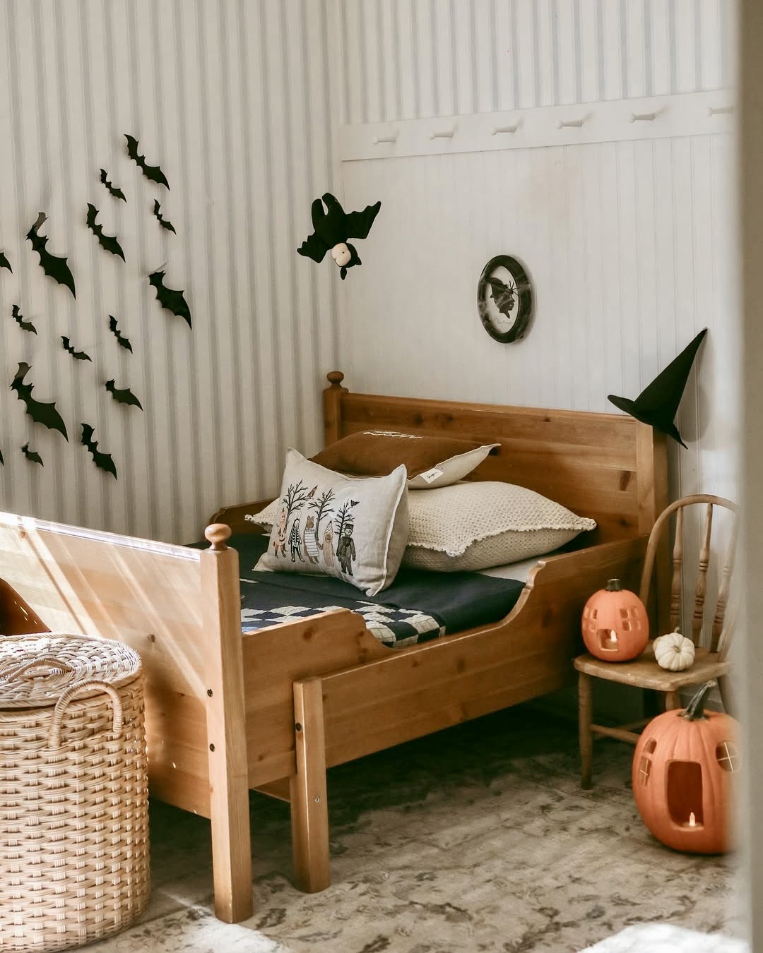 35 Halloween Room Decor Ideas That Will Turn Any Space Into a Spooky ...