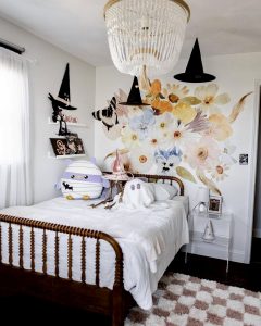 35 Halloween Room Decor Ideas That Will Turn Any Space Into a Spooky ...