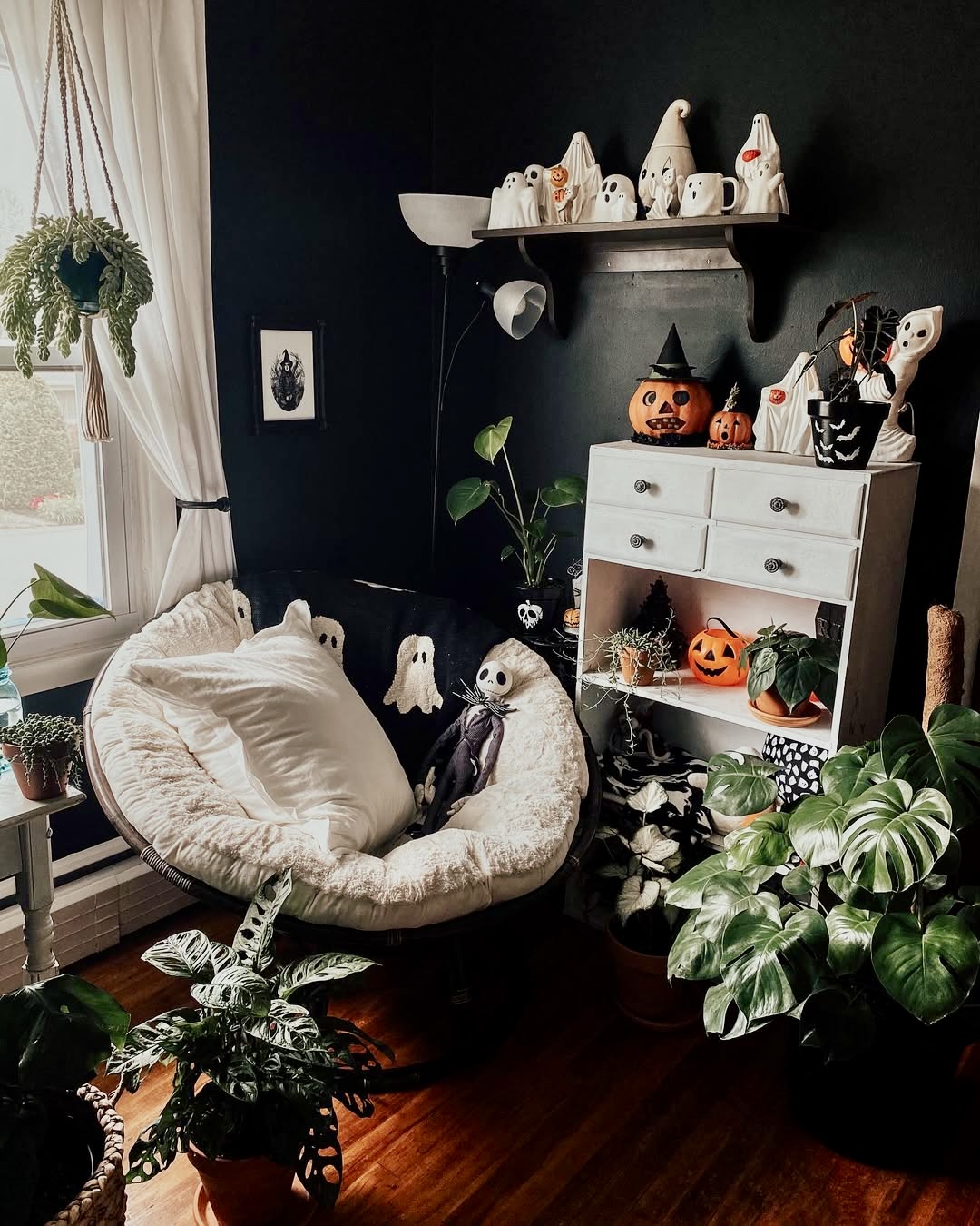 35 Halloween Room Decor Ideas That Will Turn Any Space Into a Spooky ...