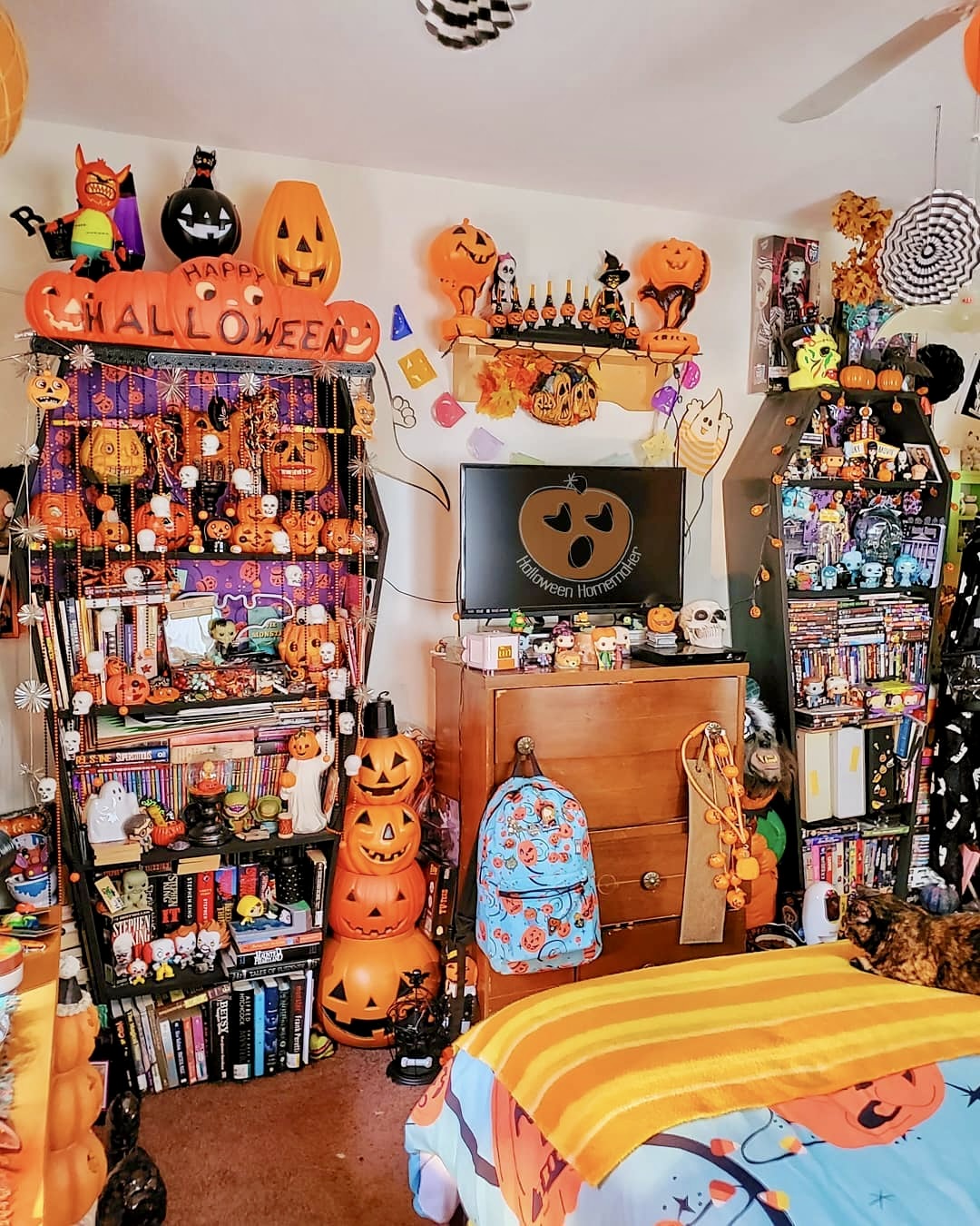 35 Halloween Room Decor Ideas That Will Turn Any Space Into a Spooky ...