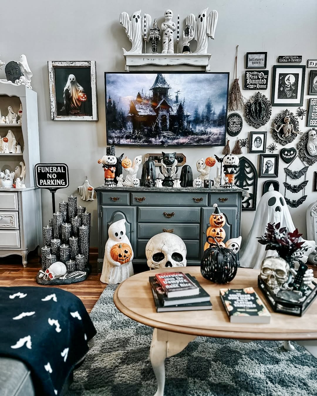 35 Halloween Room Decor Ideas That Will Turn Any Space Into a Spooky ...