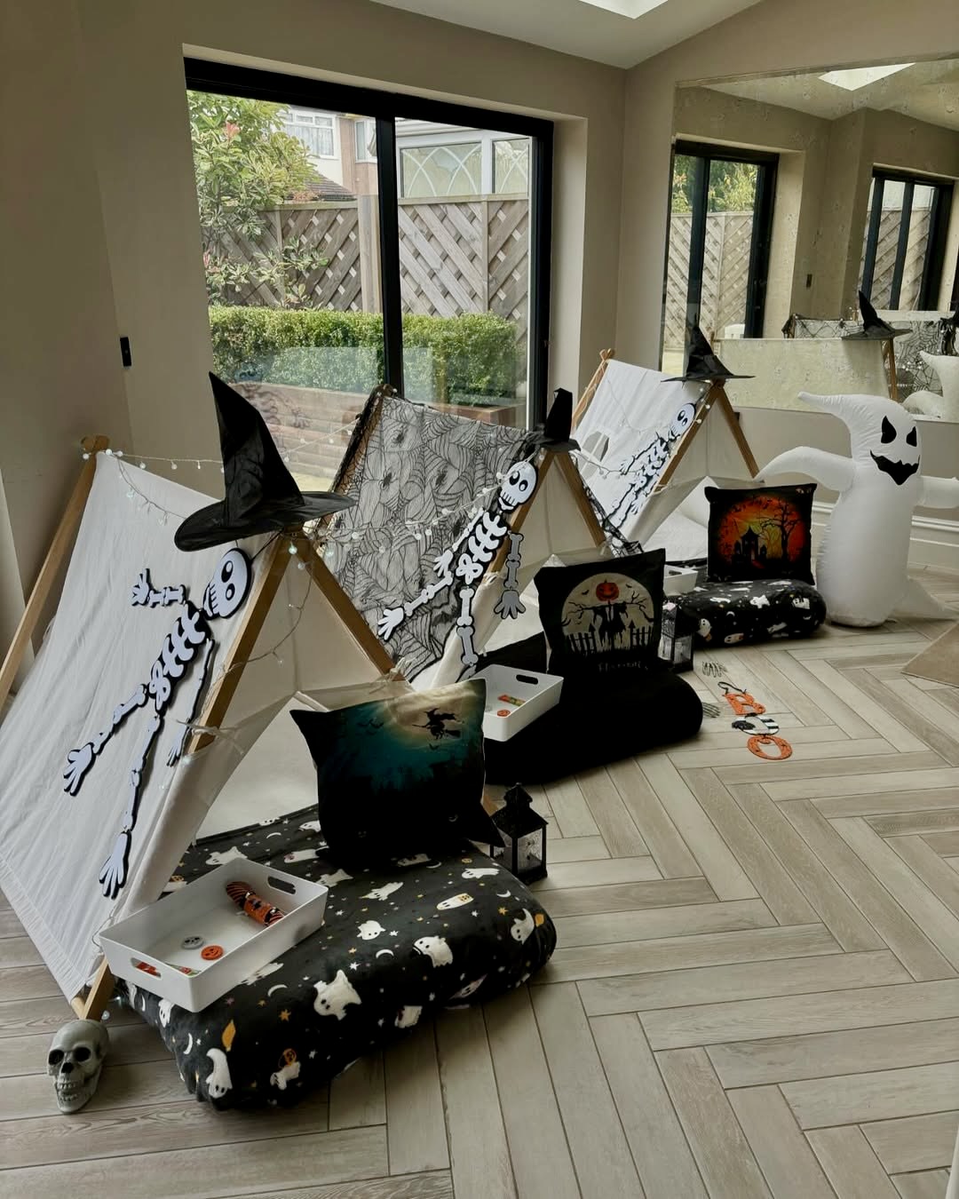 30 Halloween Party Decor Ideas That Will Haunt Your Guests (In the Best ...