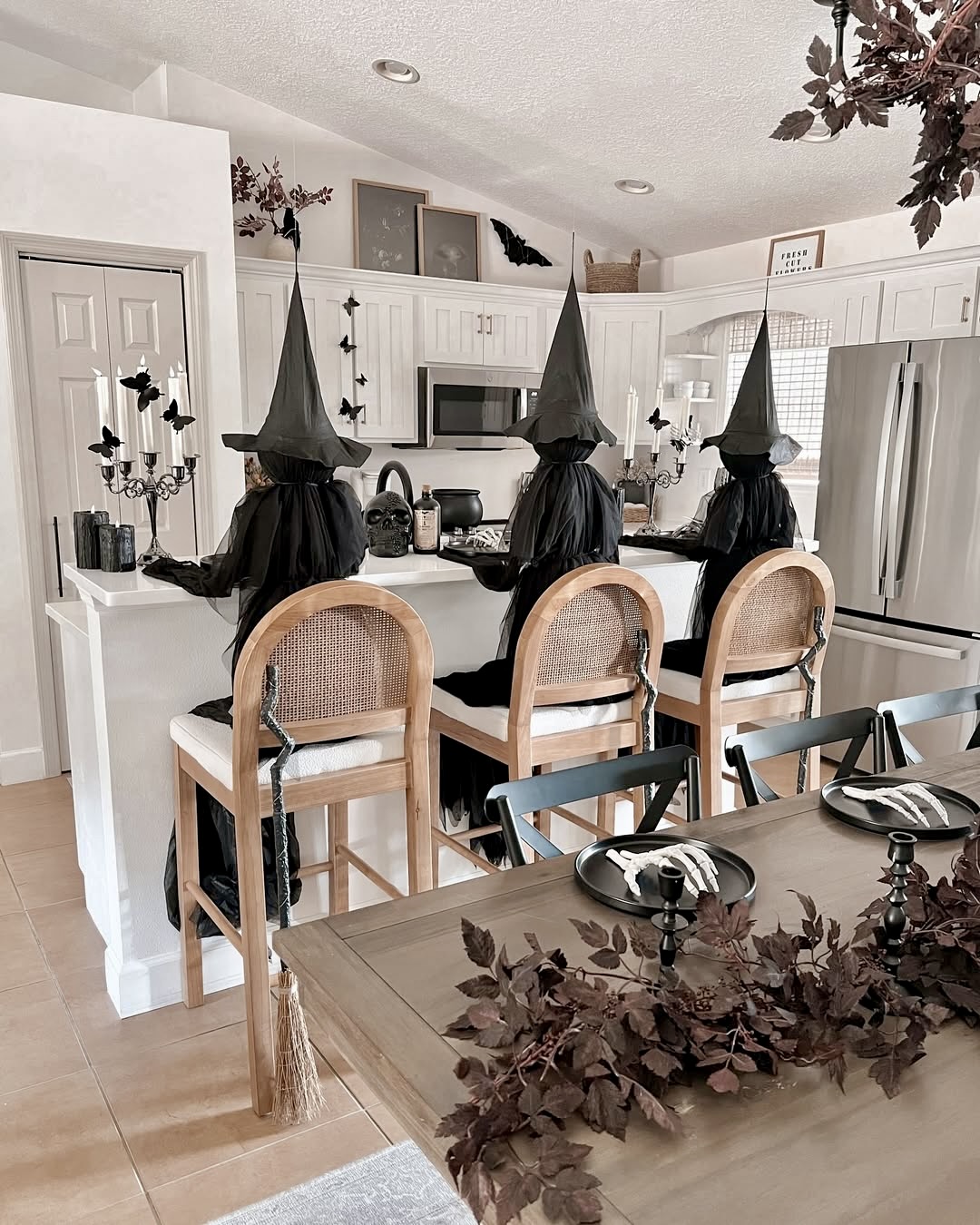 30 Halloween Party Decor Ideas That Will Haunt Your Guests (In the Best ...