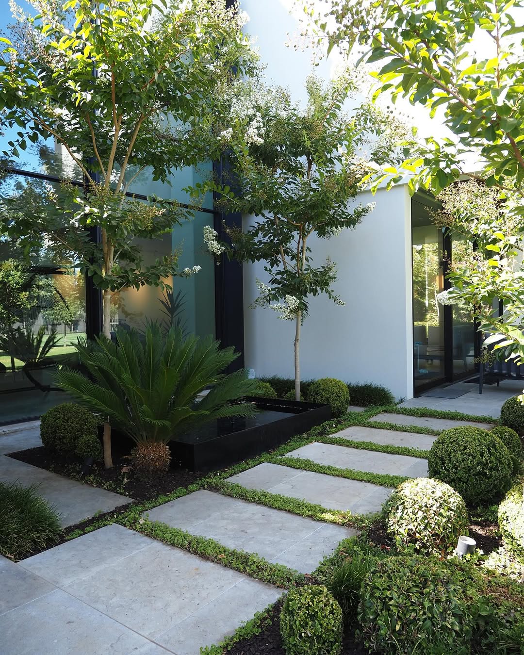 25 Landscaping with Large Rocks 2025 Ideas for Modern, Low Maintenance ...