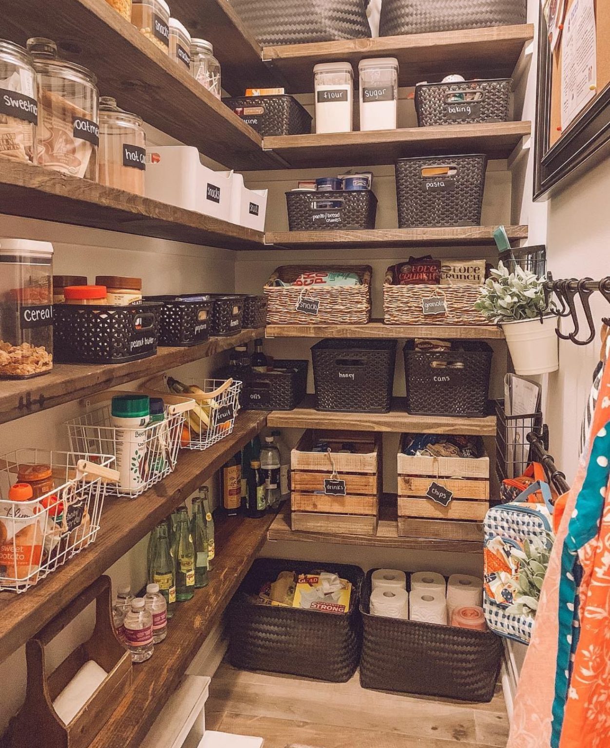 30 Farmhouse Pantry Ideas That Blend Rustic Charm with Smart Storage ...