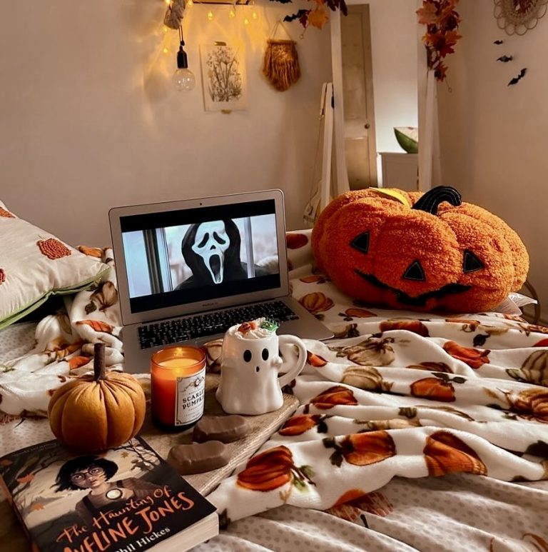 35 Halloween Room Decor Ideas That Will Turn Any Space Into a Spooky ...