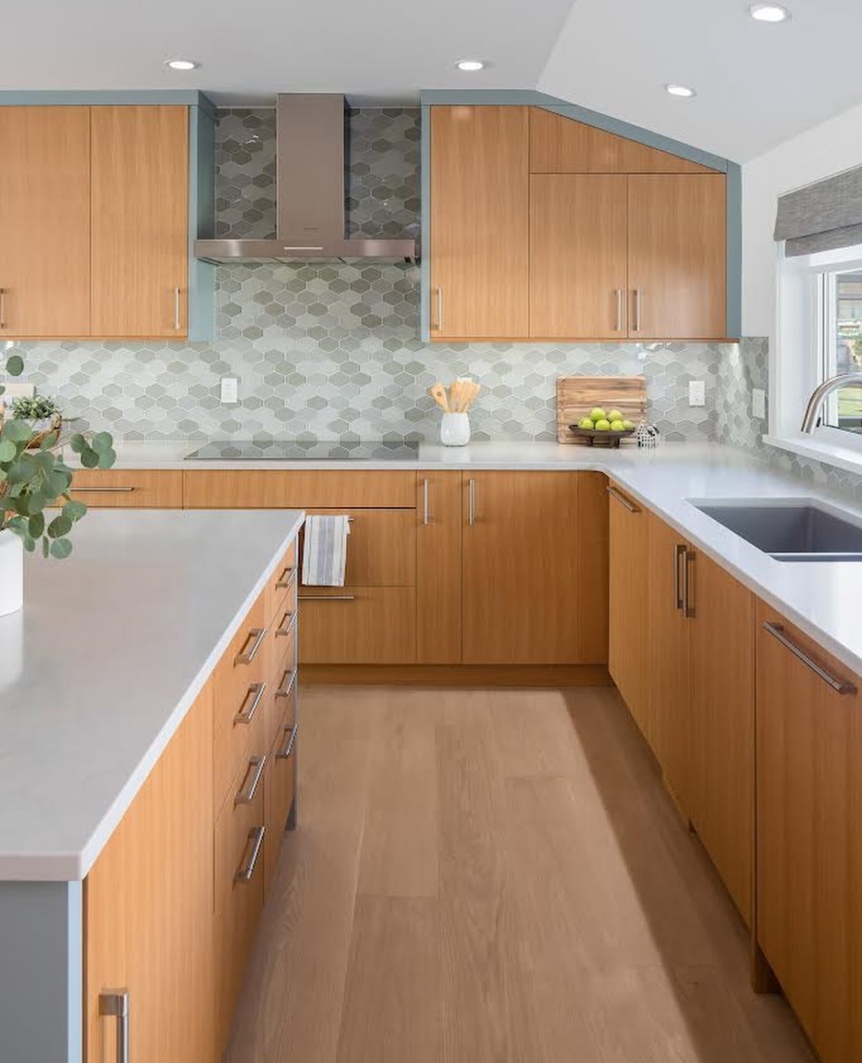 25 Honey Oak Kitchen Cabinets That Prove This 90s Favorite Is Back and ...