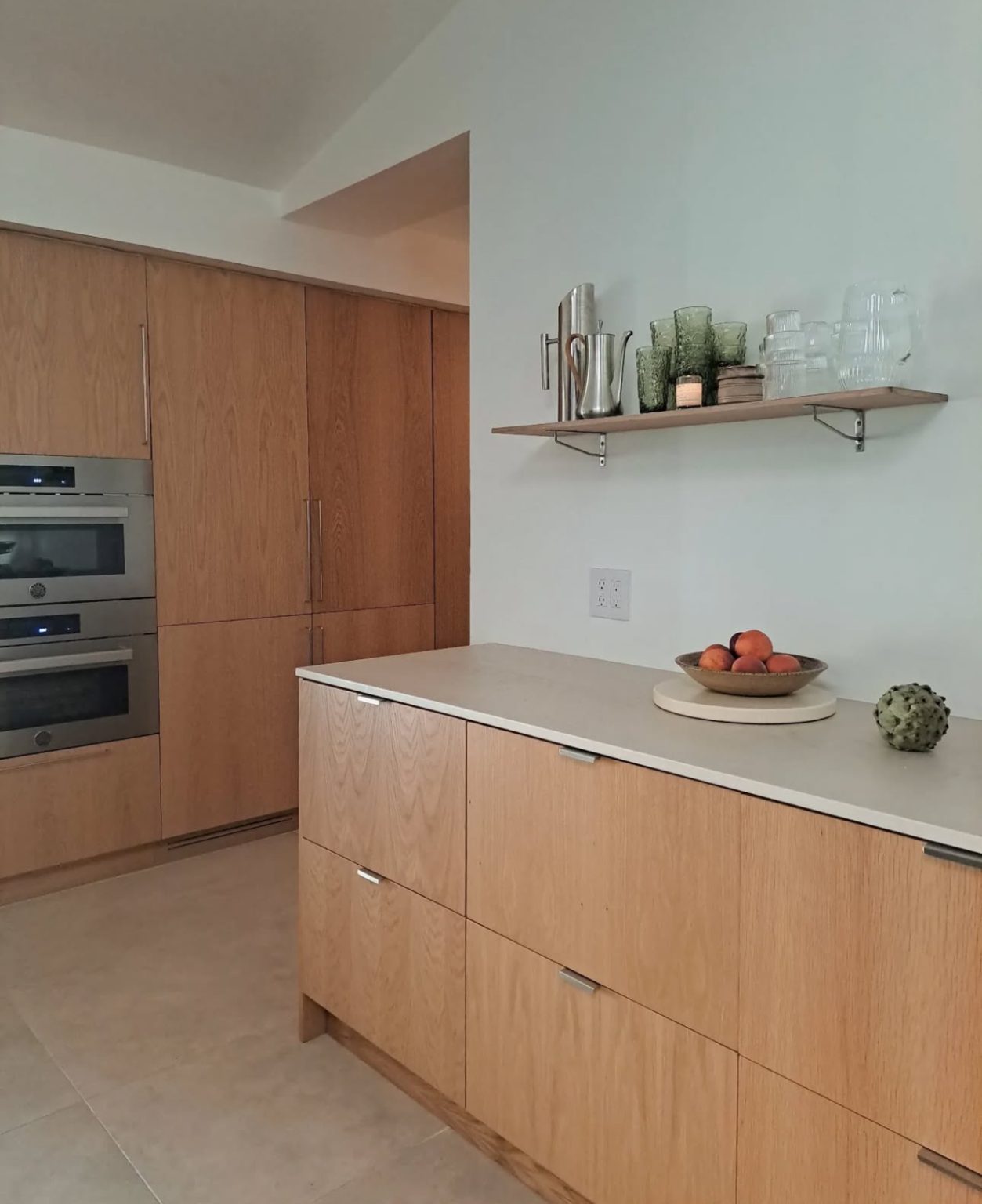 25 Honey Oak Kitchen Cabinets That Prove This 90s Favorite Is Back and ...
