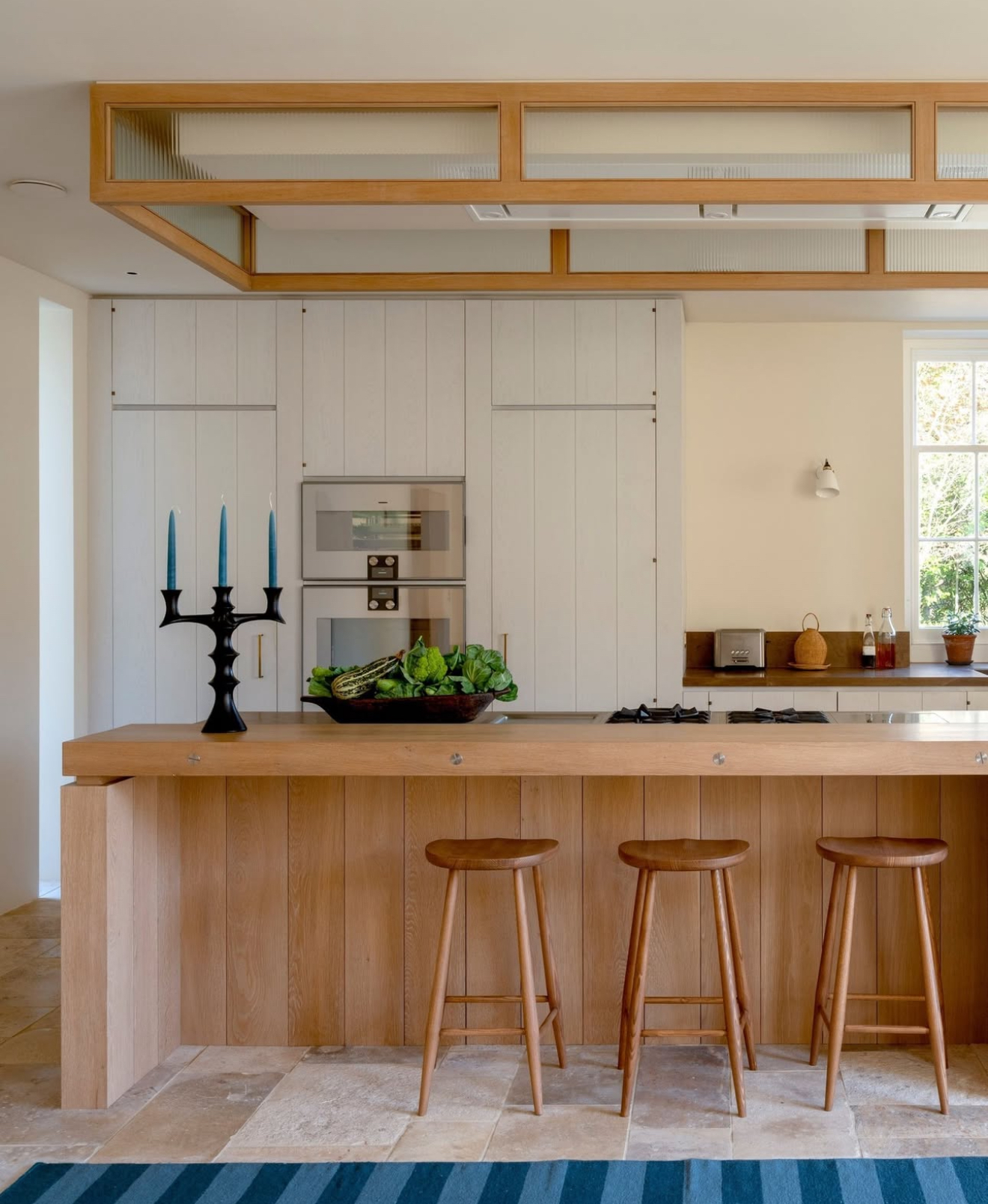 25 Honey Oak Kitchen Cabinets That Prove This 90s Favorite Is Back and ...