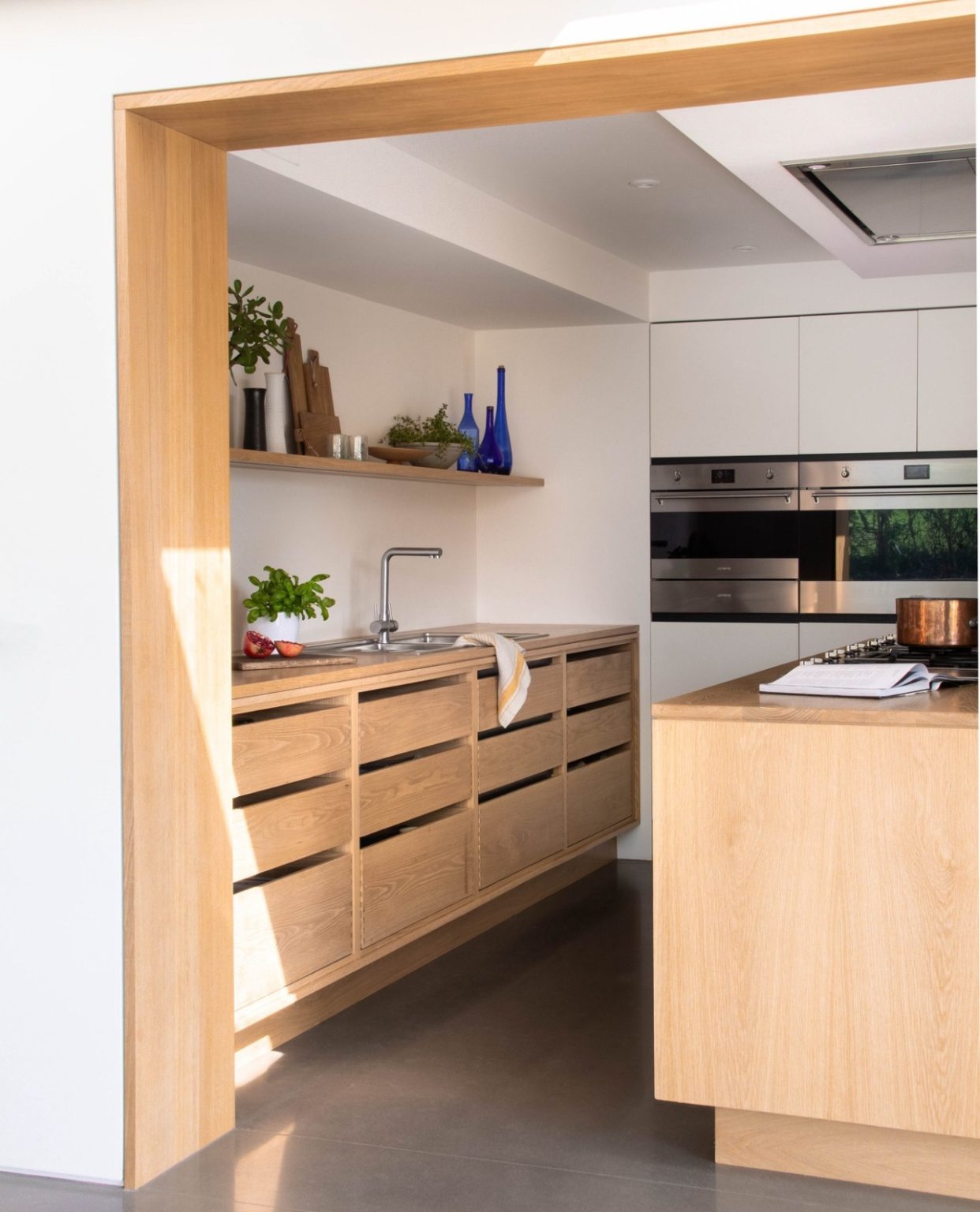 25 Honey Oak Kitchen Cabinets That Prove This 90s Favorite Is Back and ...