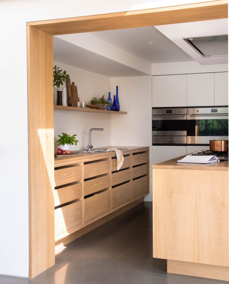 25 Honey Oak Kitchen Cabinets That Prove This 90s Favorite Is Back and ...