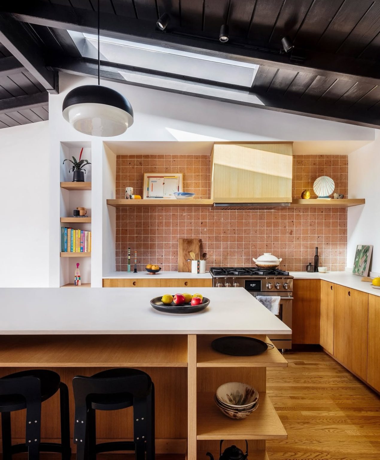 25 Honey Oak Kitchen Cabinets That Prove This 90s Favorite Is Back and ...