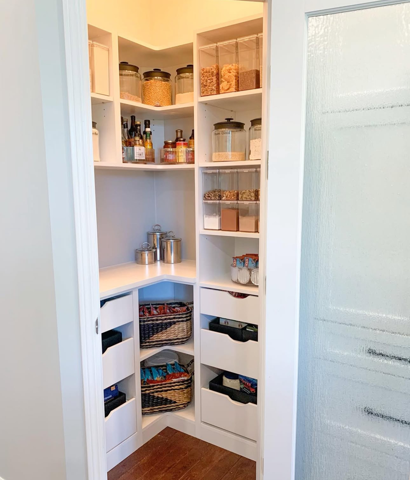 25 Corner Pantry Ideas That Will Instantly Upgrade Your Kitchen Storage ...