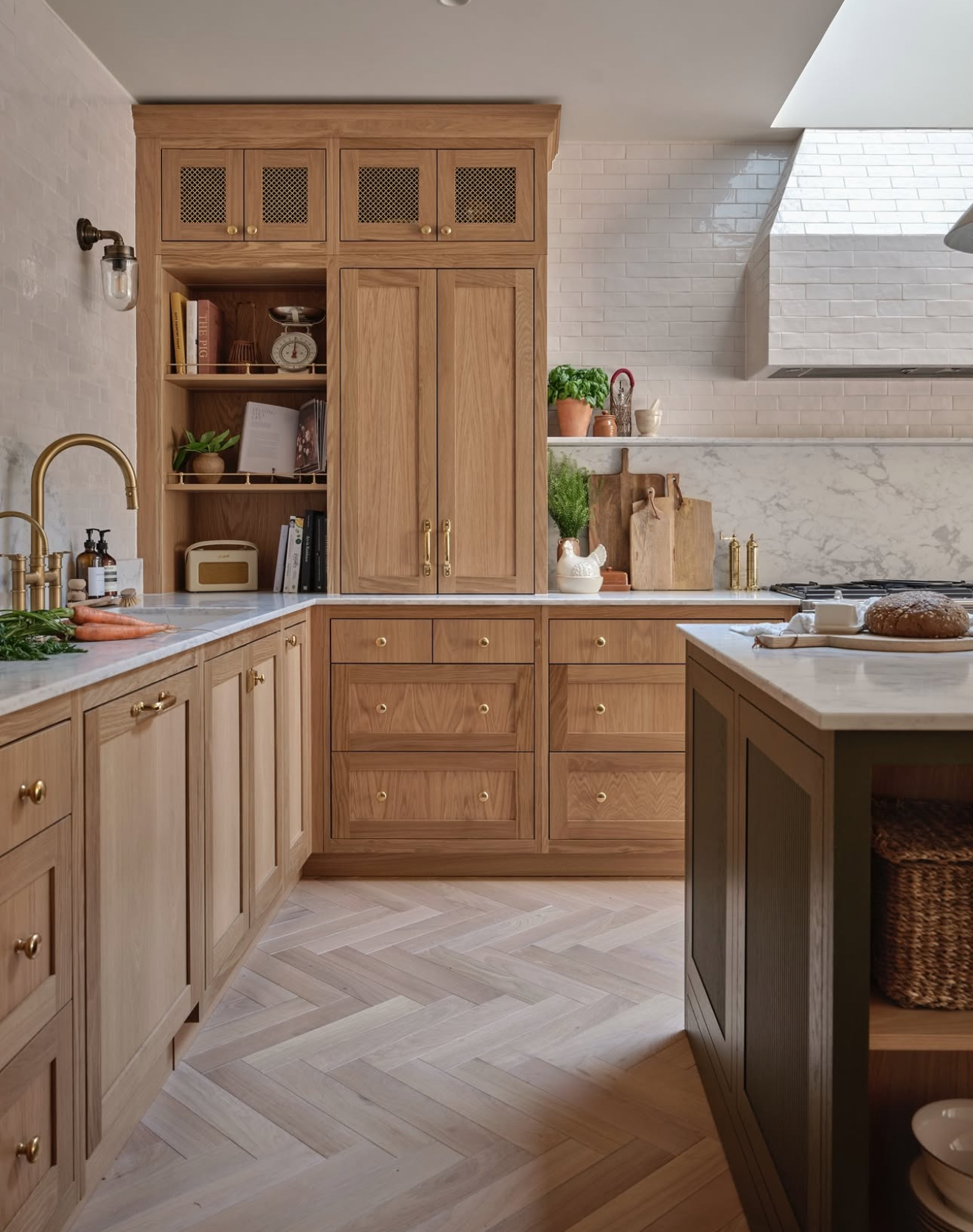 25 Honey Oak Kitchen Cabinets That Prove This 90s Favorite Is Back and ...
