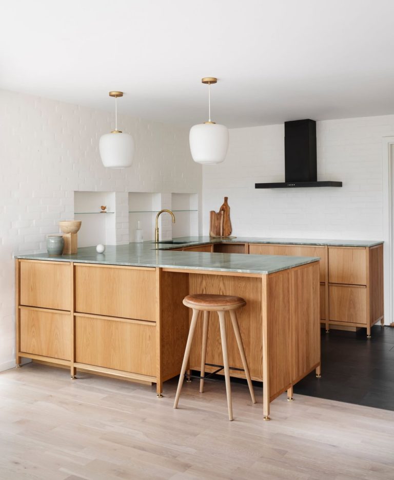 25 Honey Oak Kitchen Cabinets That Prove This 90s Favorite Is Back and ...