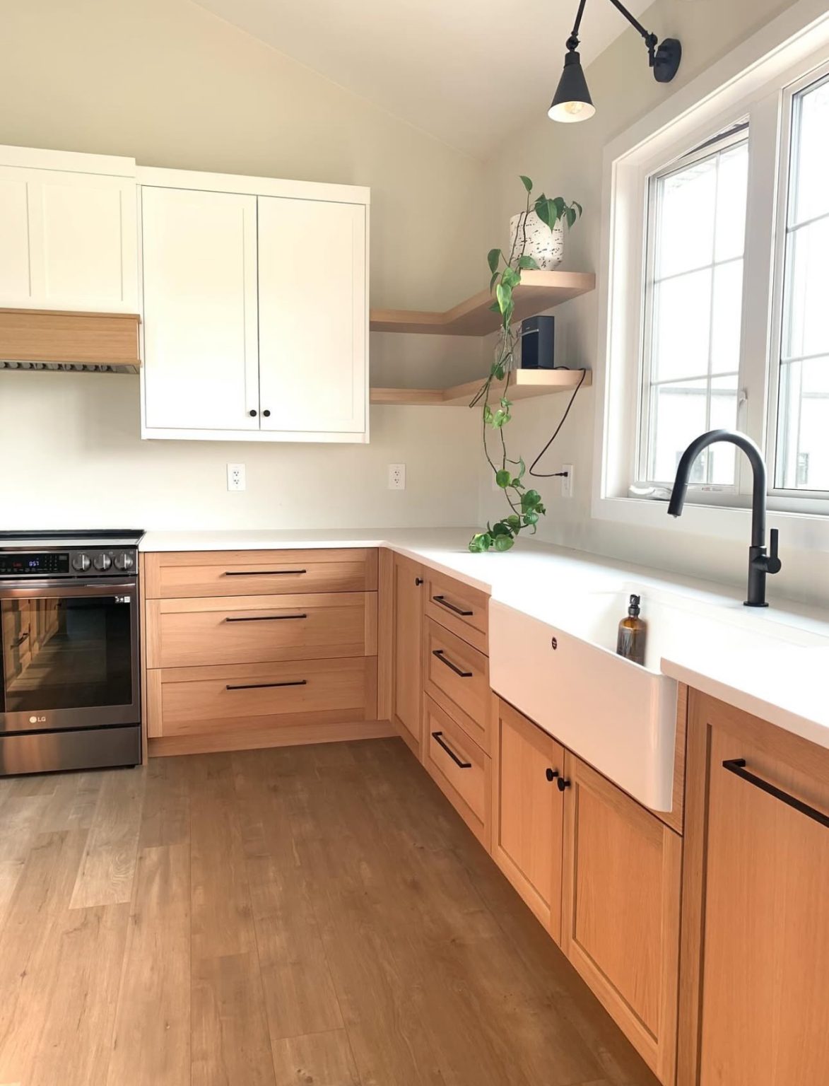 25 Honey Oak Kitchen Cabinets That Prove This 90s Favorite Is Back and ...