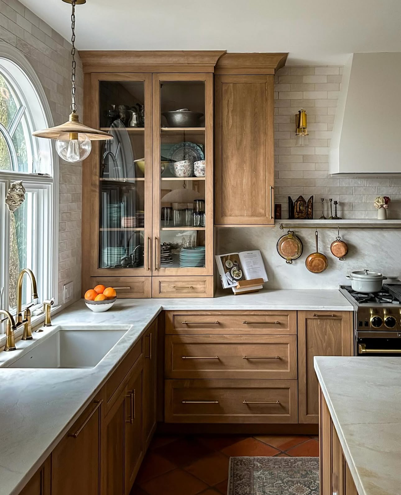 25 Honey Oak Kitchen Cabinets That Prove This 90s Favorite Is Back and ...