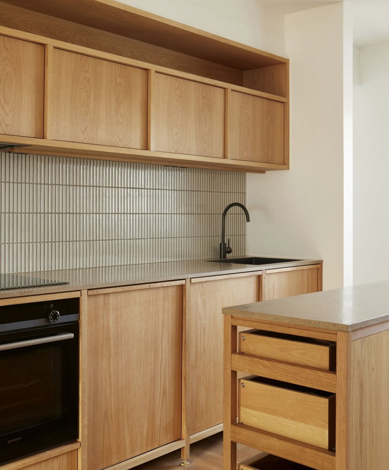 25 Honey Oak Kitchen Cabinets That Prove This 90s Favorite Is Back and ...