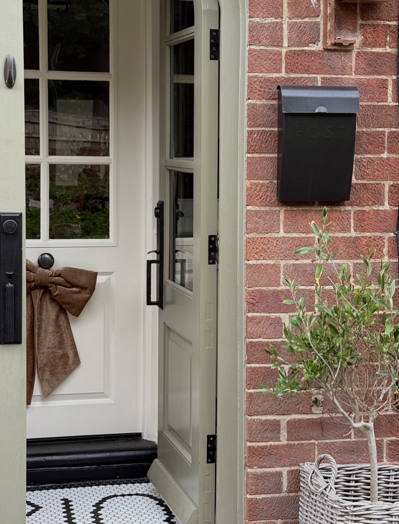 35 Front Door Entryway Ideas That Will Instantly Elevate Your Home’s ...