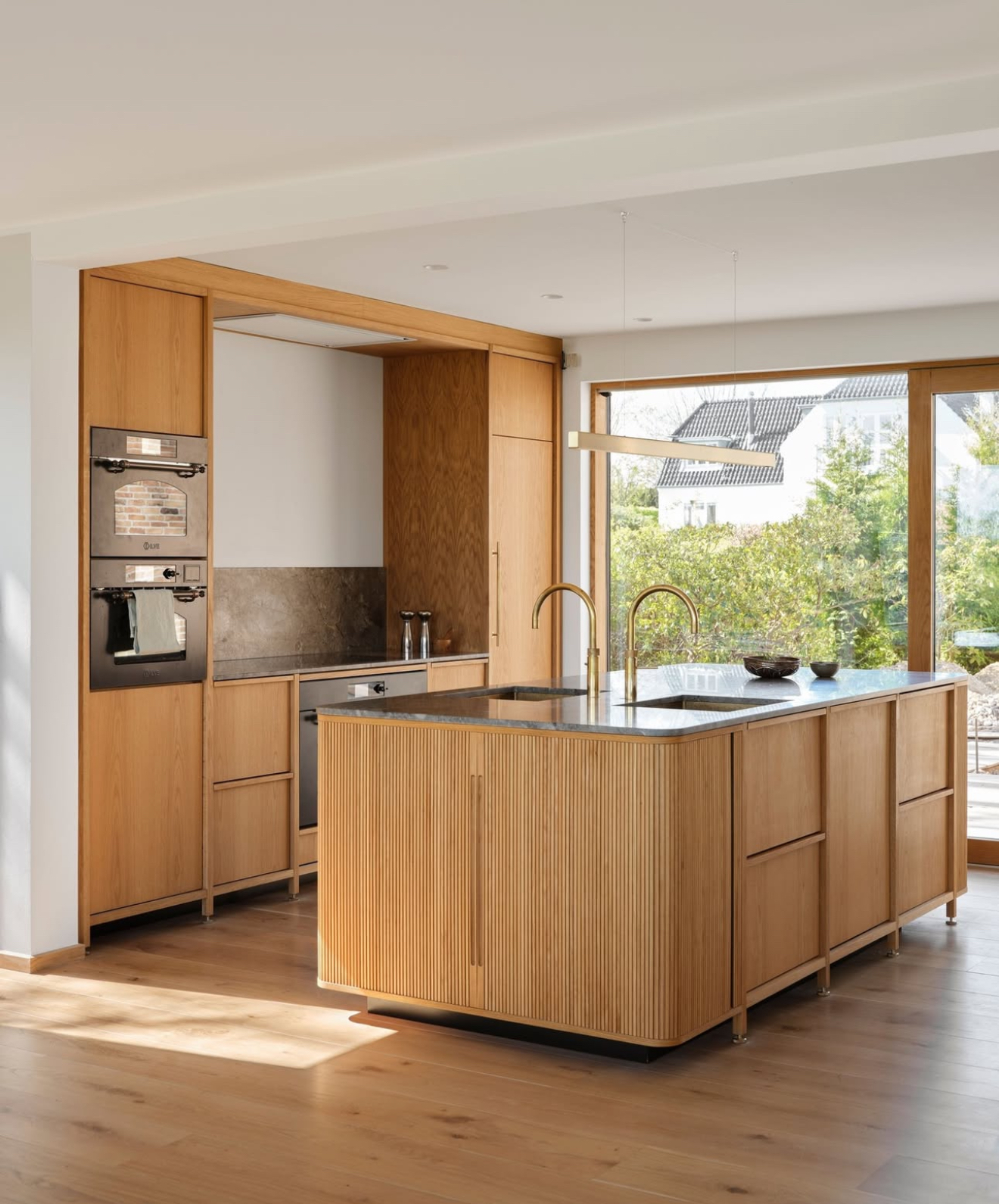25 Honey Oak Kitchen Cabinets That Prove This 90s Favorite Is Back and ...