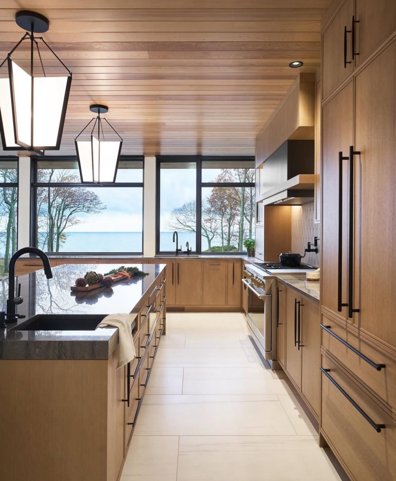 25 Honey Oak Kitchen Cabinets That Prove This 90s Favorite Is Back and ...