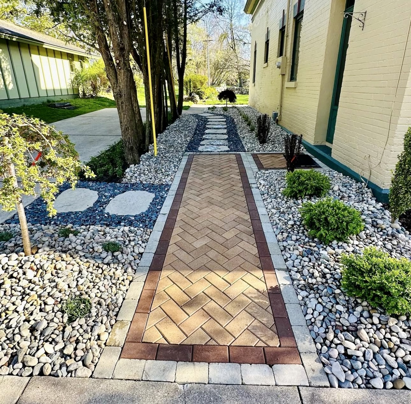 35 Pavers Walkway Ideas to Elevate Your Front Entrance, Side of House ...
