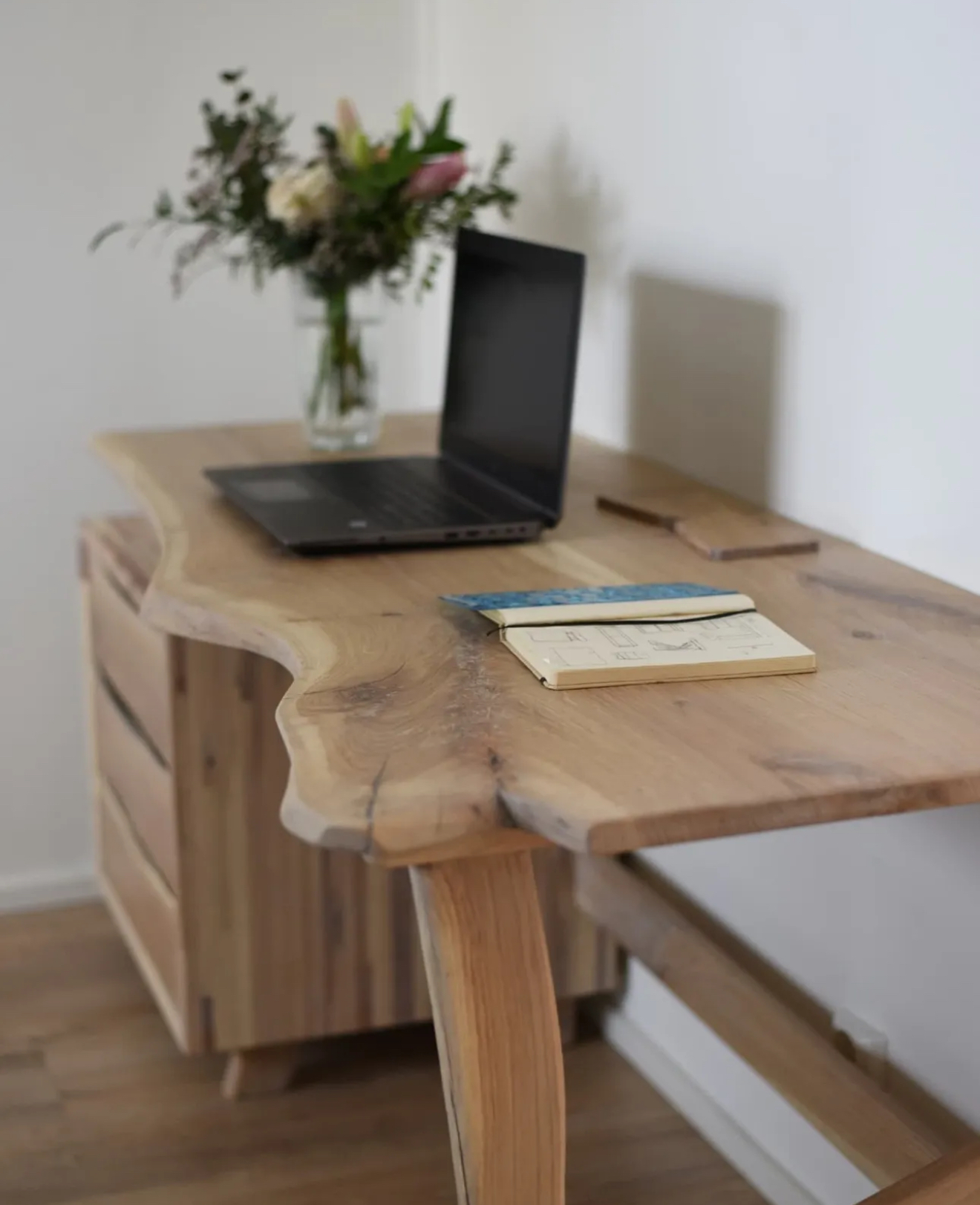30 Office Desk Ideas for Stylish Workspaces with Aesthetic Designs and ...