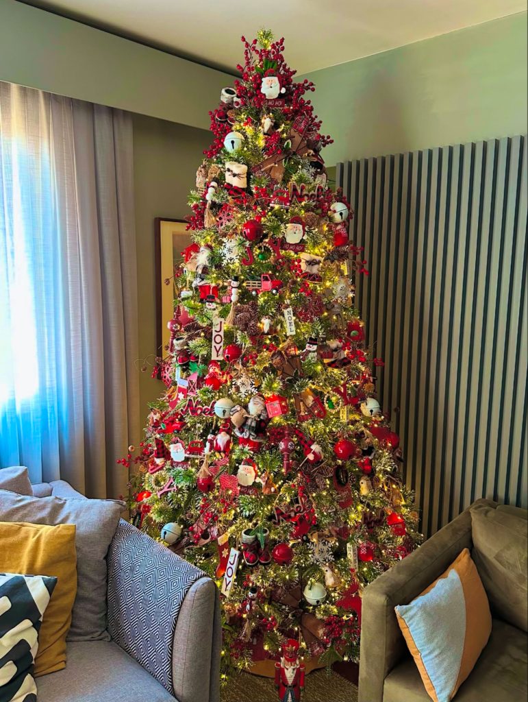 30 Christmas Tree Decorations That Define Elegant and Classic Holiday ...
