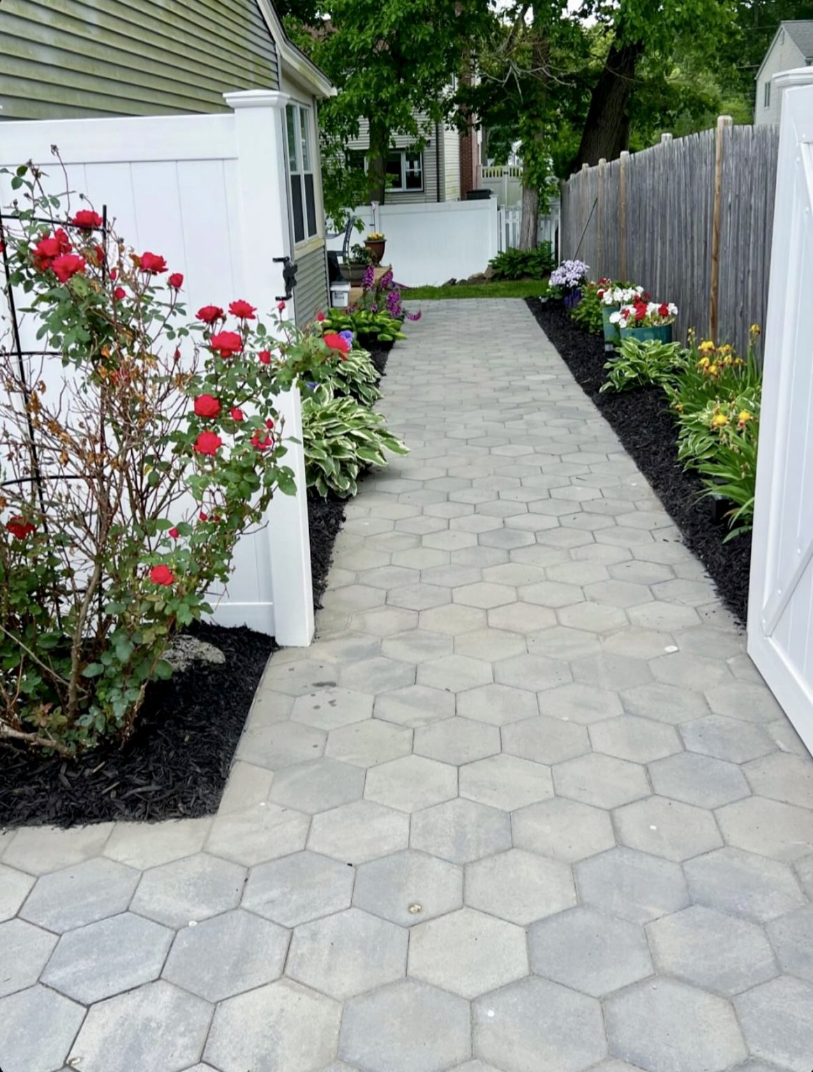 35 Pavers Walkway Ideas to Elevate Your Front Entrance, Side of House ...