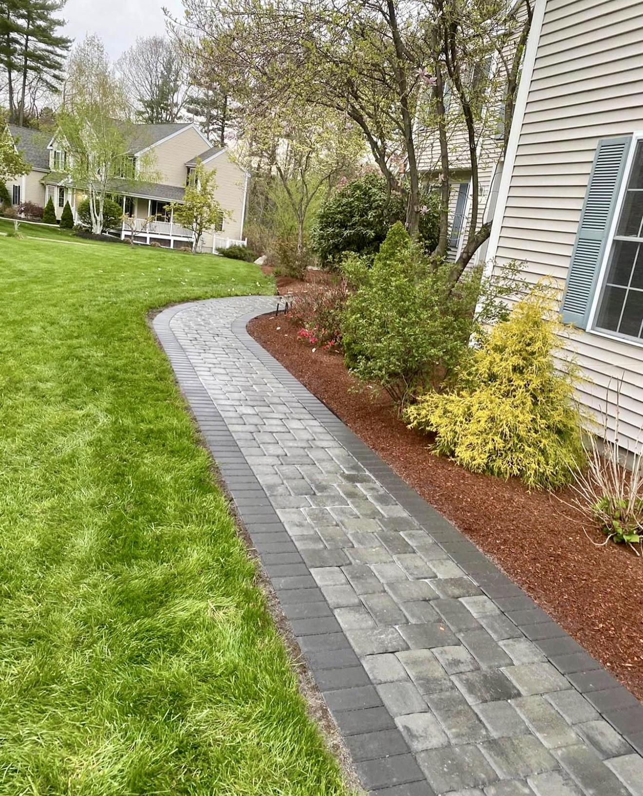 35 Pavers Walkway Ideas to Elevate Your Front Entrance, Side of House ...