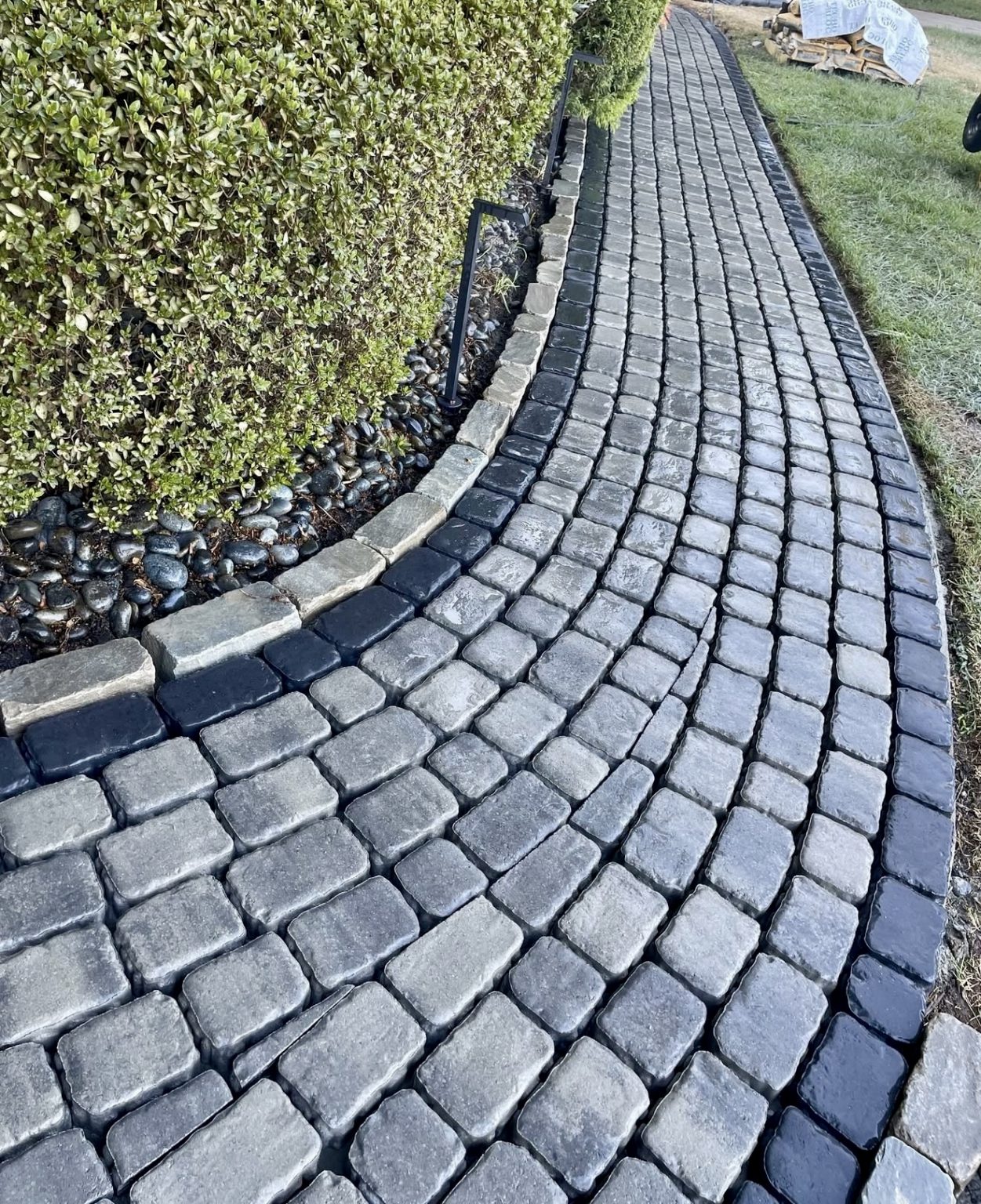 35 Pavers Walkway Ideas to Elevate Your Front Entrance, Side of House ...