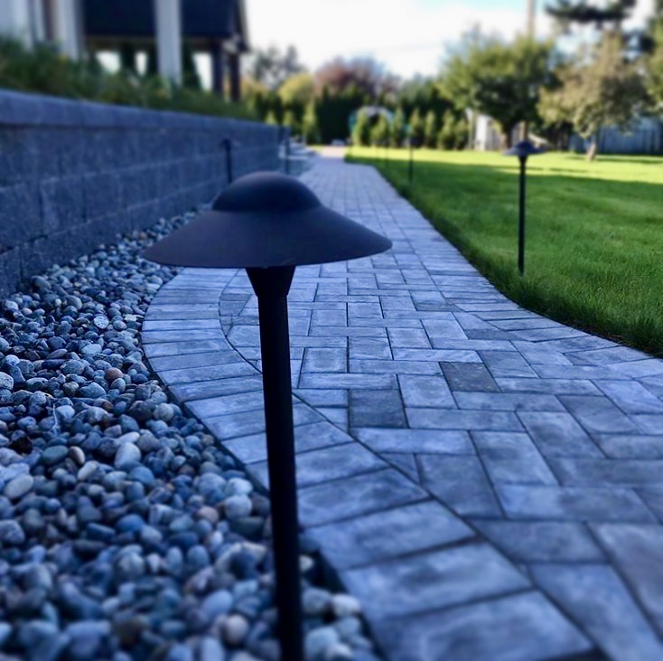 35 Pavers Walkway Ideas to Elevate Your Front Entrance, Side of House ...