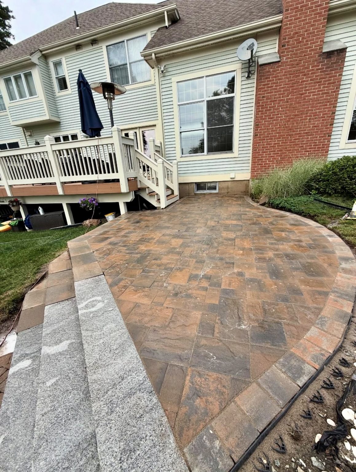 35 Pavers Walkway Ideas to Elevate Your Front Entrance, Side of House ...