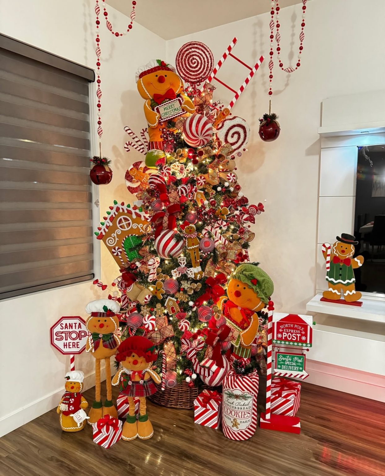 35 Gingerbread Christmas Decor Ideas for a Sweet and Festive Holiday ...
