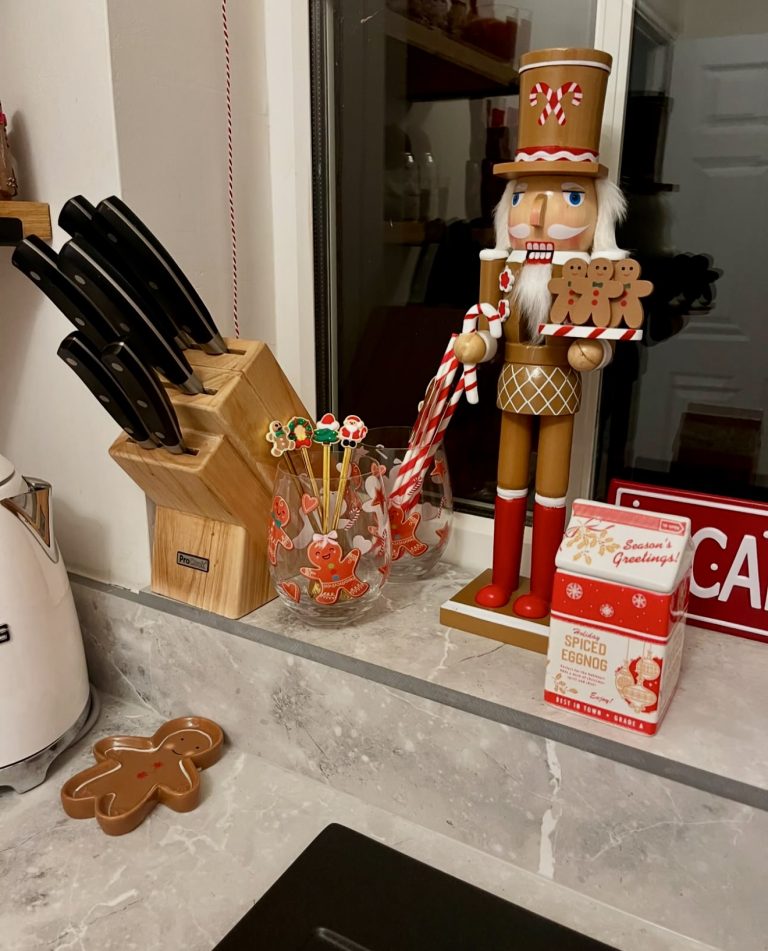 35 Kitchen Christmas Decorations to Transform Your Home into a Festive ...