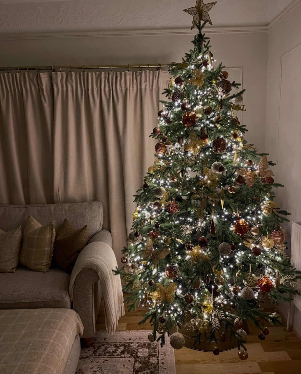 35 Rustic Christmas Decor Ideas to Create a Cozy Farmhouse Holiday ...