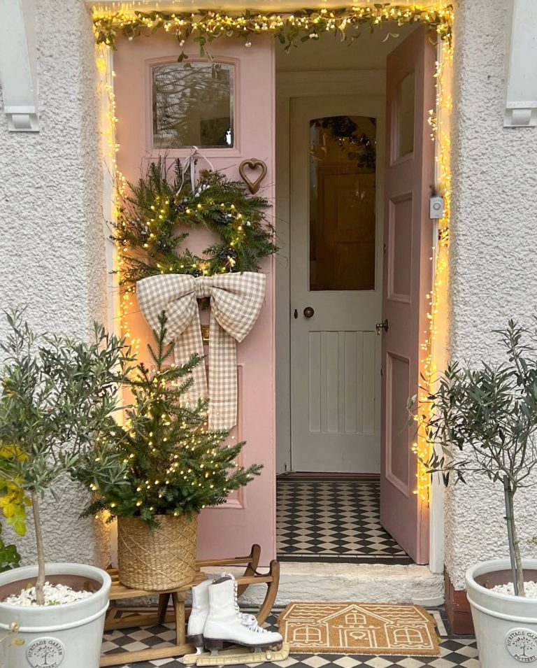 35 Christmas Door Decorations to Inspire Your Festive Home, School, and ...