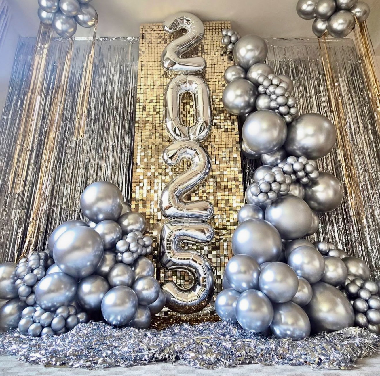 25 New Years Decorations Ideas to Make Your 2025 Party Sparkle with ...