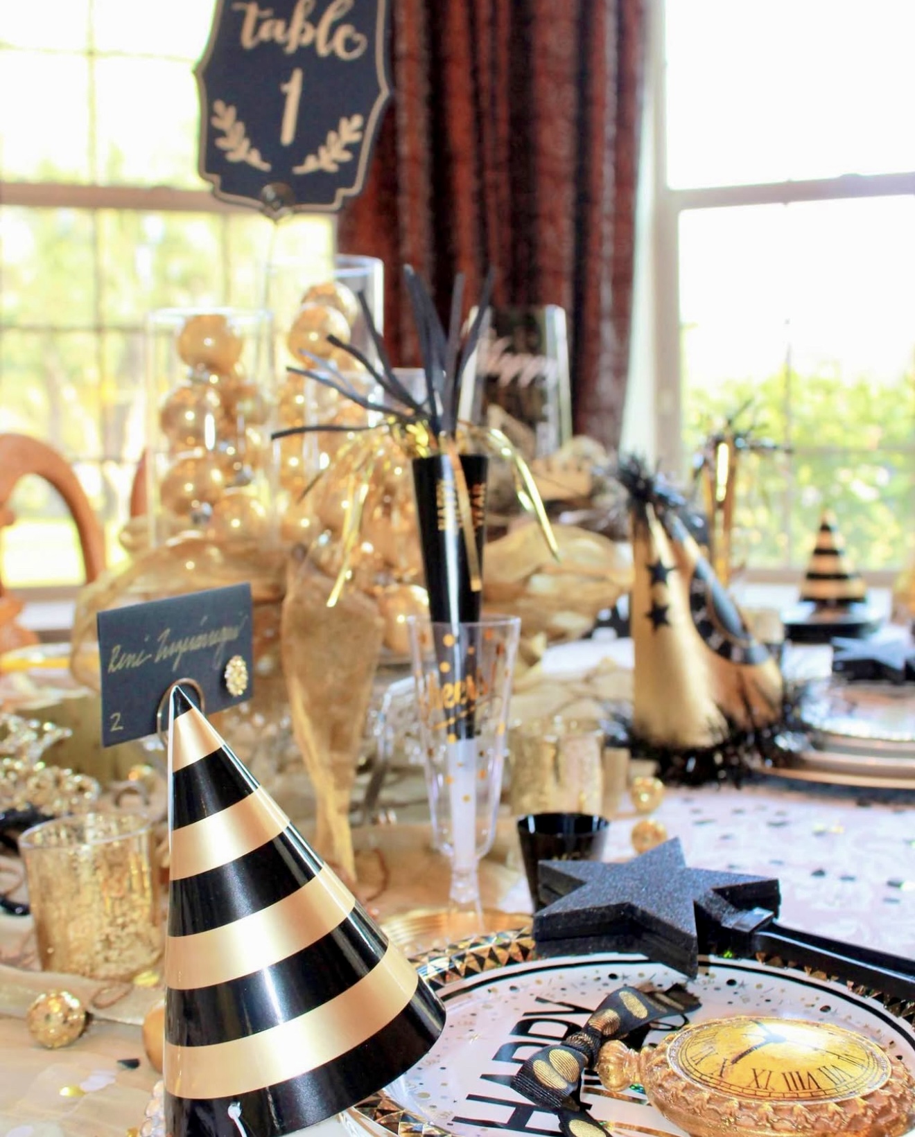 25 New Years Decorations Ideas to Make Your 2025 Party Sparkle with ...