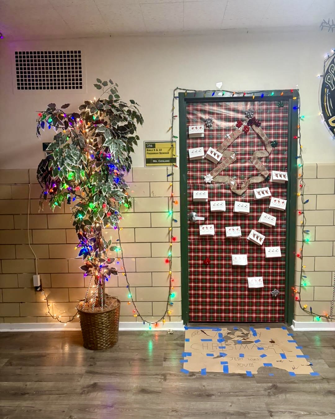 32 Christmas Door Decorations for School That Bring Holiday Cheer and ...