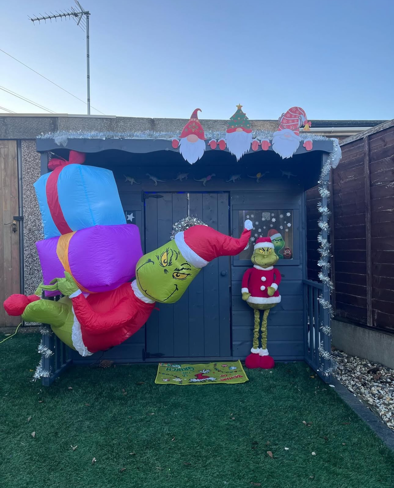 30 Grinch Christmas Decorations to Transform Your Home, Party, and ...