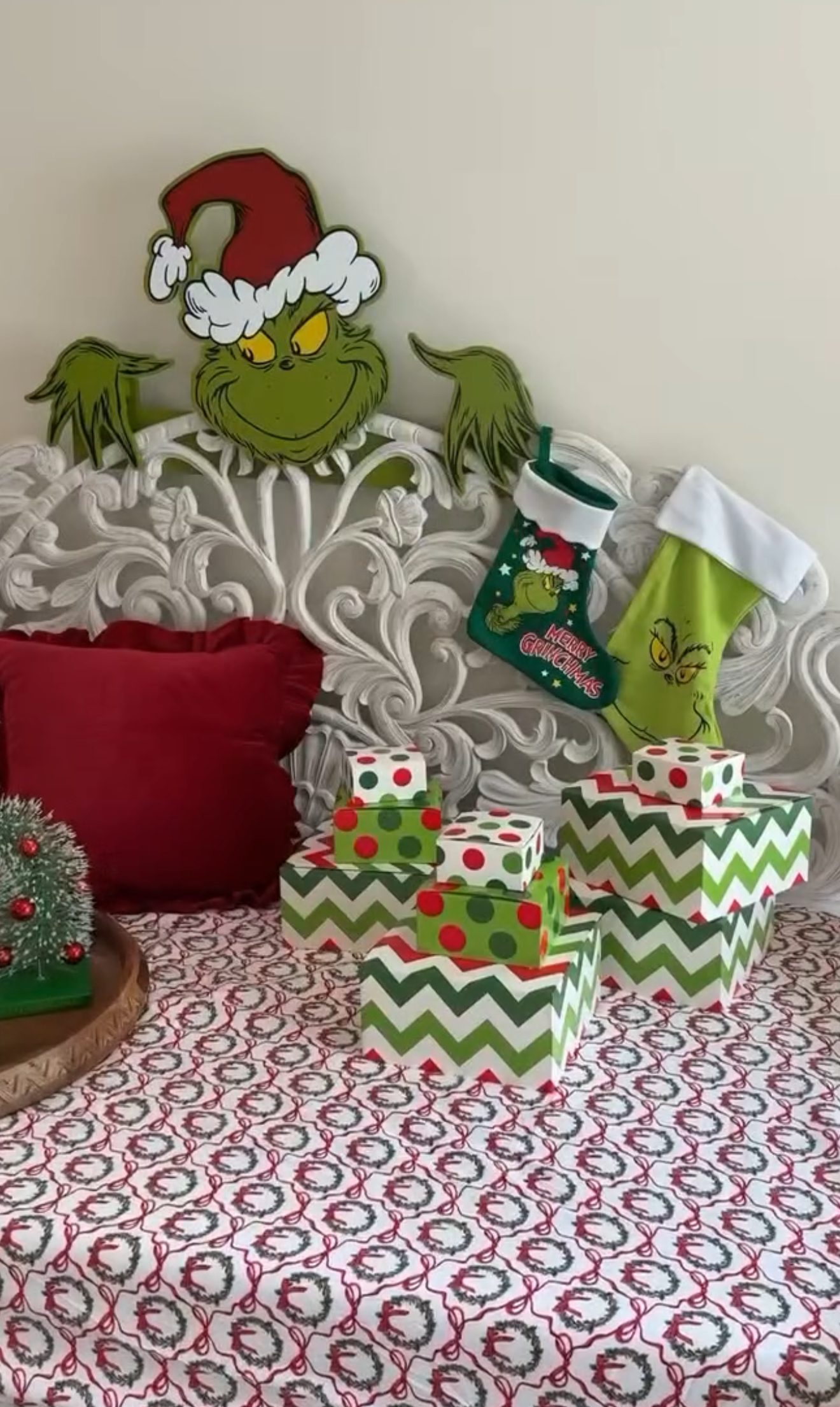 30 Grinch Christmas Decorations to Transform Your Home, Party, and ...