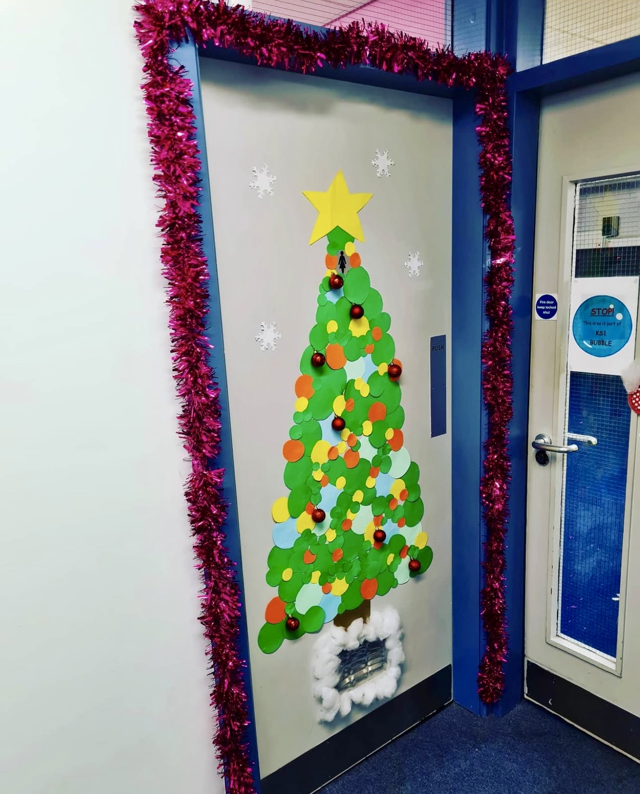 32 Christmas Door Decorations for School That Bring Holiday Cheer and ...