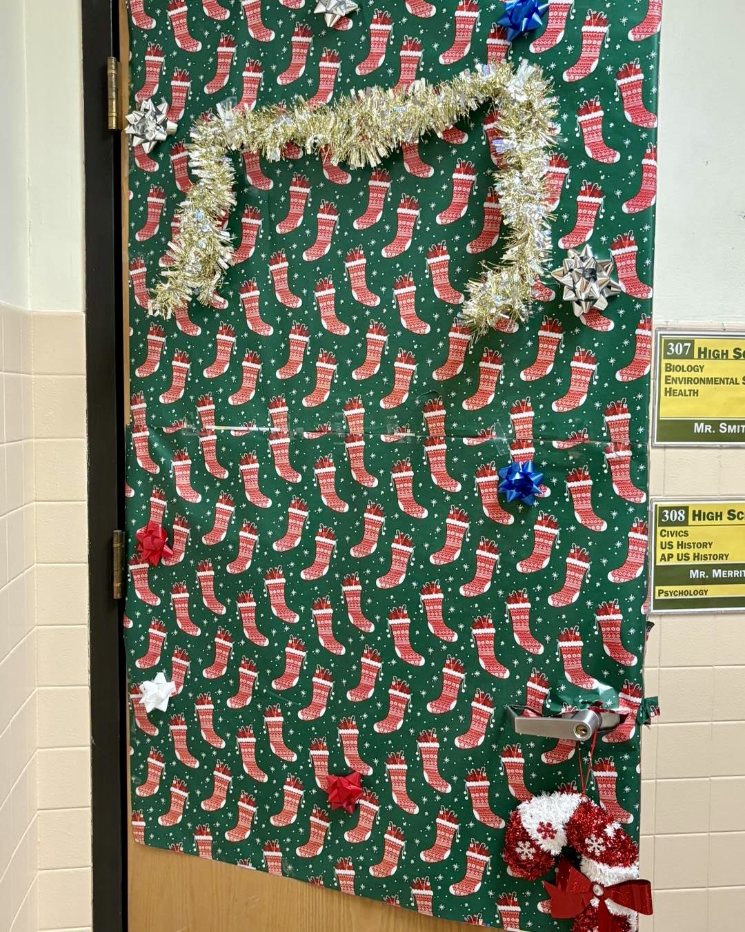 32 Christmas Door Decorations for School That Bring Holiday Cheer and ...