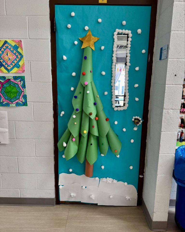 32 Christmas Door Decorations for School That Bring Holiday Cheer and ...